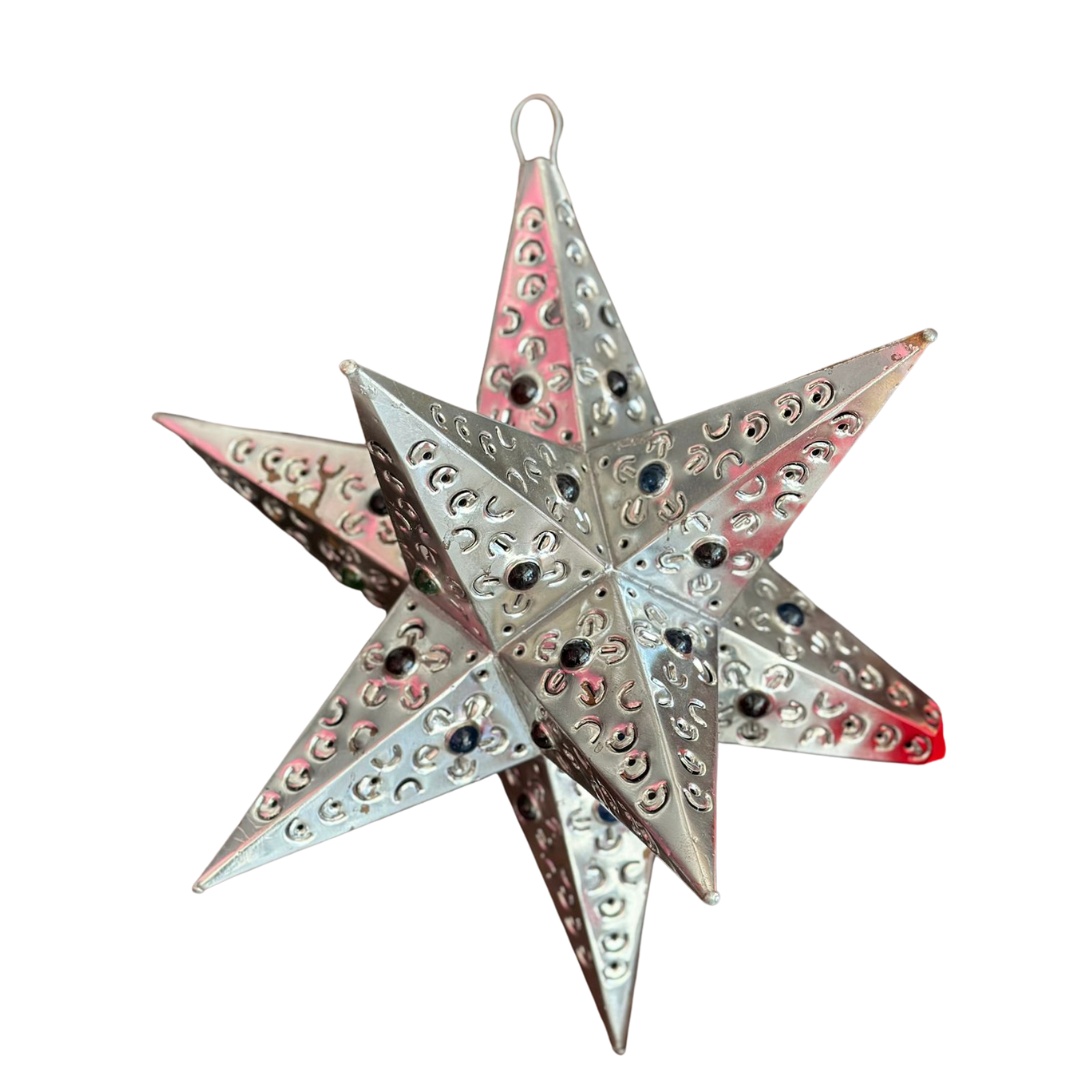 Estrella de latón – Tres Marias Curaduria